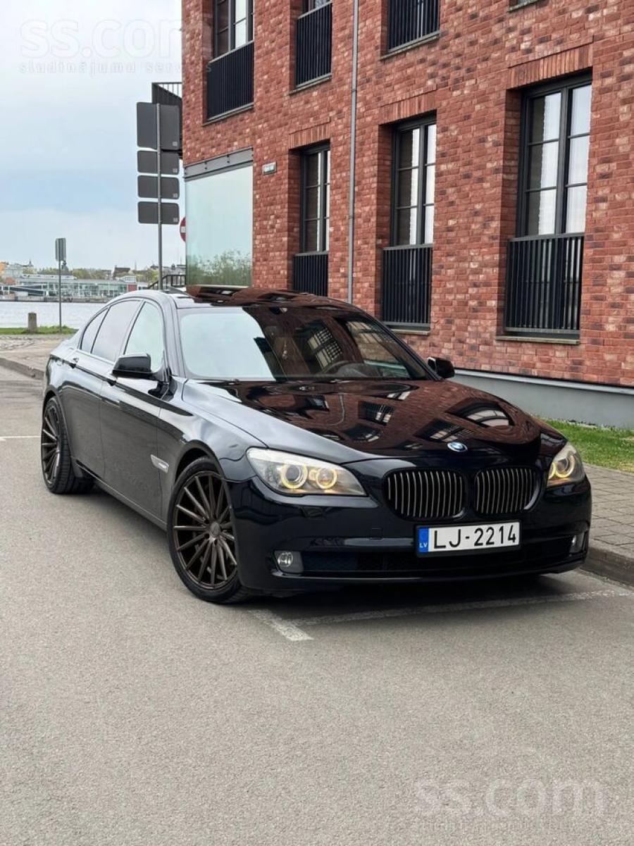 Black BMW 730 2009 in Riga, with an engine capacity of 3.00 L and mileage of 239 thousand km for 11495 €, photo 3 on AUTOMOTO.COM.LV