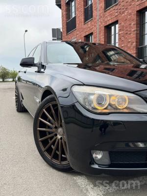 Black BMW 730 2009 in Riga, with an engine capacity of 3.00 L and mileage of 239 thousand km for 11495 €, photo 4 on AUTOMOTO.COM.LV