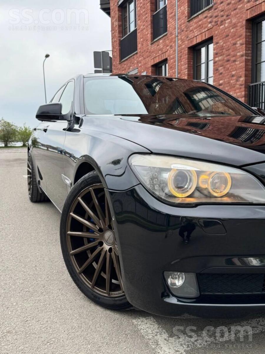 Black BMW 730 2009 in Riga, with an engine capacity of 3.00 L and mileage of 239 thousand km for 11495 €, photo 4 on AUTOMOTO.COM.LV