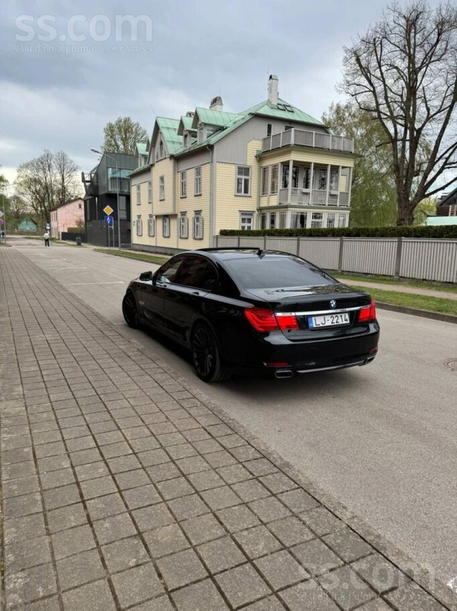 Black BMW 730 2009 in Riga, with an engine capacity of 3.00 L and mileage of 239 thousand km for 11495 €, photo 7 on AUTOMOTO.COM.LV