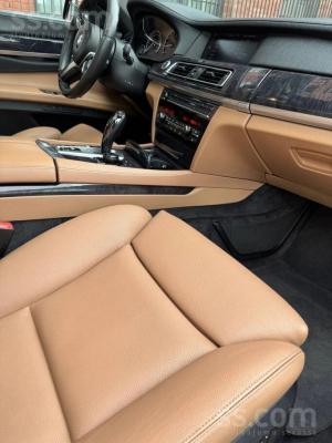 Black BMW 730 2009 in Riga, with an engine capacity of 3.00 L and mileage of 239 thousand km for 11495 €, photo 17 on AUTOMOTO.COM.LV