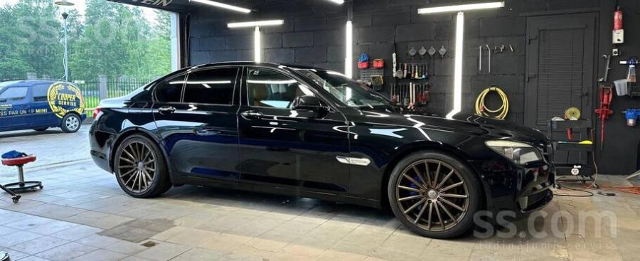 Black BMW 730 2009 in Riga, with an engine capacity of 3.00 L and mileage of 239 thousand km for 11495 €, photo 20 on AUTOMOTO.COM.LV