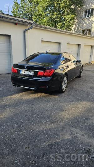Black BMW 730 2009 in Riga, with an engine capacity of 3.00 L and mileage of 280 thousand km for 9900 €, photo 5 on AUTOMOTO.COM.LV
