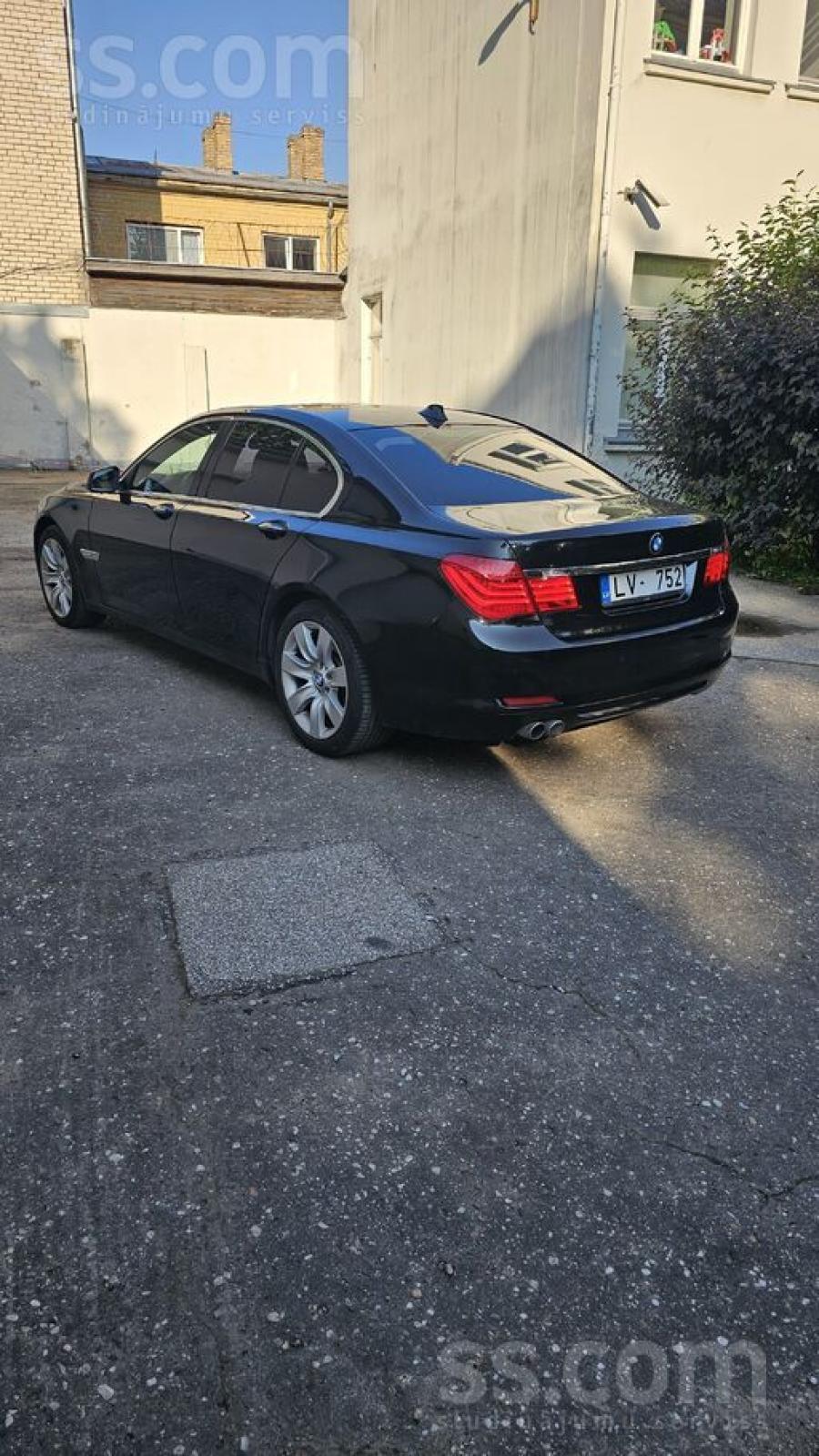 Black BMW 730 2009 in Riga, with an engine capacity of 3.00 L and mileage of 280 thousand km for 9900 €, photo 6 on AUTOMOTO.COM.LV