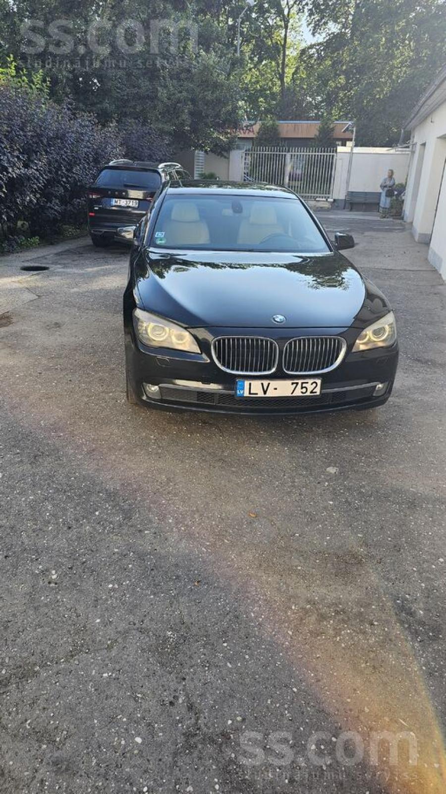 Black BMW 730 2009 in Riga, with an engine capacity of 3.00 L and mileage of 280 thousand km for 9900 €, photo 7 on AUTOMOTO.COM.LV