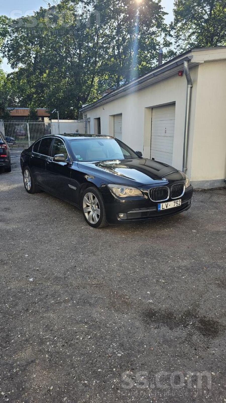 Black BMW 730 2009 in Riga, with an engine capacity of 3.00 L and mileage of 280 thousand km for 9900 €, photo 8 on AUTOMOTO.COM.LV
