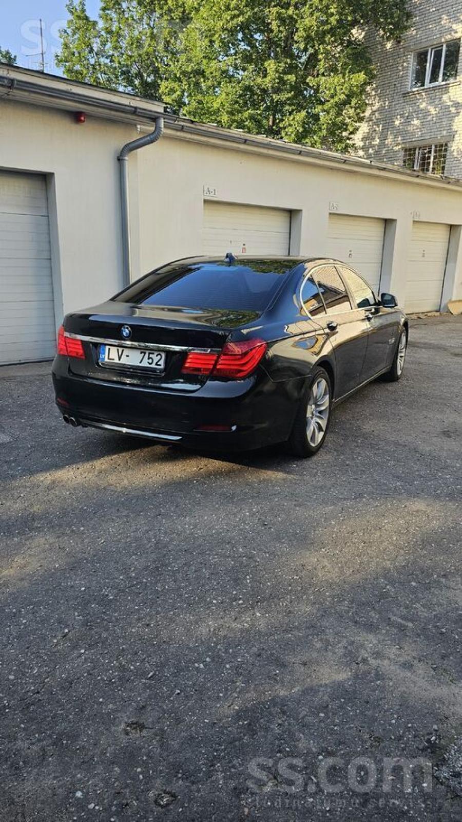 Black BMW 730 2009 in Riga, with an engine capacity of 3.00 L and mileage of 280 thousand km for 9500 €, photo 4 on AUTOMOTO.COM.LV