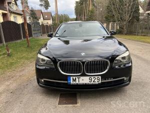 Black BMW 730 2009 in Riga, with an engine capacity of 3.00 L and mileage of 323 thousand km for 8500 €, photo 3 on AUTOMOTO.COM.LV