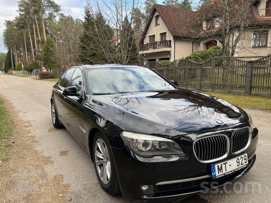 Black BMW 730 2009 in Riga, with an engine capacity of 3.00 L and mileage of 323 thousand km for 8500 €, photo 4 on AUTOMOTO.COM.LV