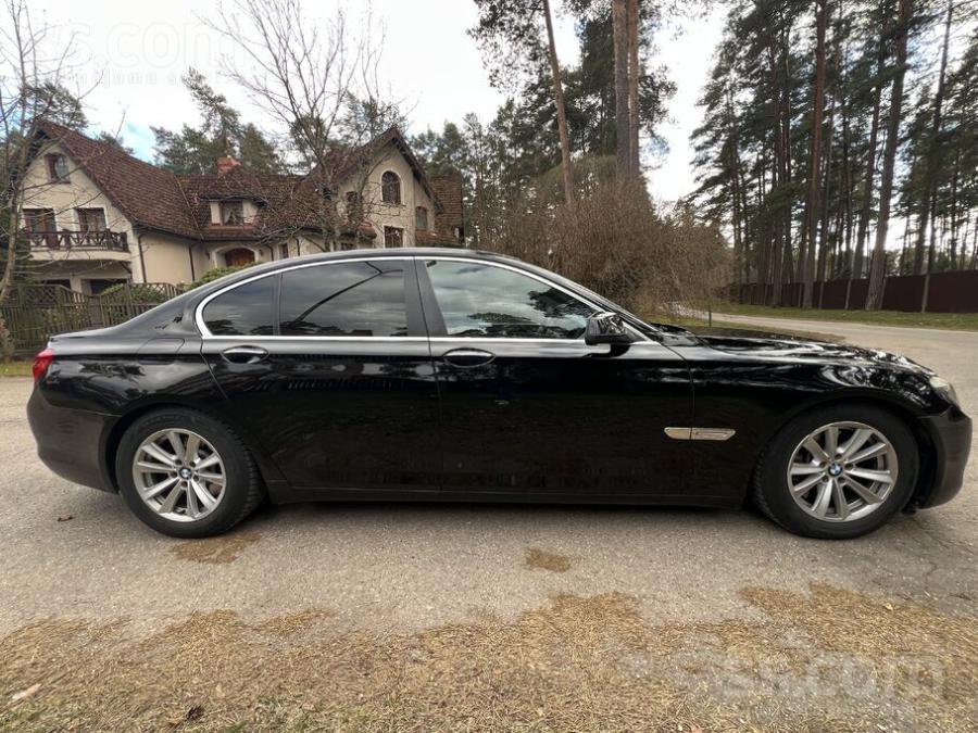 Black BMW 730 2009 in Riga, with an engine capacity of 3.00 L and mileage of 323 thousand km for 8500 €, photo 5 on AUTOMOTO.COM.LV