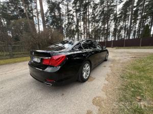 Black BMW 730 2009 in Riga, with an engine capacity of 3.00 L and mileage of 323 thousand km for 8500 €, photo 6 on AUTOMOTO.COM.LV