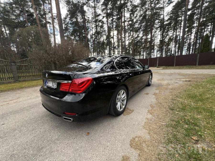 Black BMW 730 2009 in Riga, with an engine capacity of 3.00 L and mileage of 323 thousand km for 8500 €, photo 6 on AUTOMOTO.COM.LV