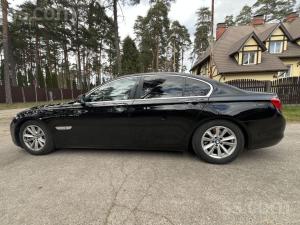 Black BMW 730 2009 in Riga, with an engine capacity of 3.00 L and mileage of 323 thousand km for 8500 €, photo 9 on AUTOMOTO.COM.LV