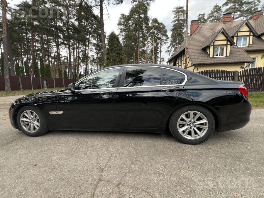 Black BMW 730 2009 in Riga, with an engine capacity of 3.00 L and mileage of 323 thousand km for 8500 €, photo 9 on AUTOMOTO.COM.LV
