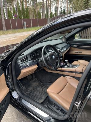 Black BMW 730 2009 in Riga, with an engine capacity of 3.00 L and mileage of 323 thousand km for 8500 €, photo 11 on AUTOMOTO.COM.LV