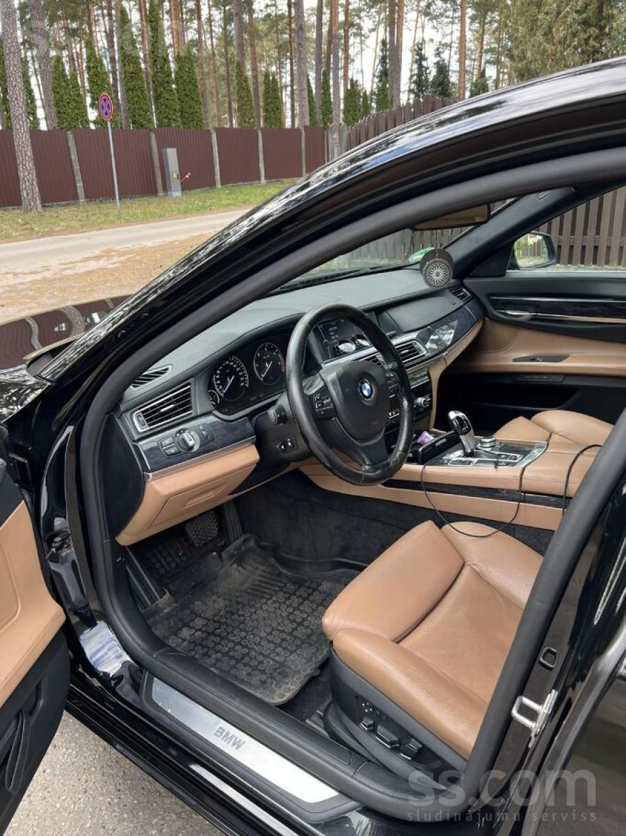 Black BMW 730 2009 in Riga, with an engine capacity of 3.00 L and mileage of 323 thousand km for 8500 €, photo 11 on AUTOMOTO.COM.LV
