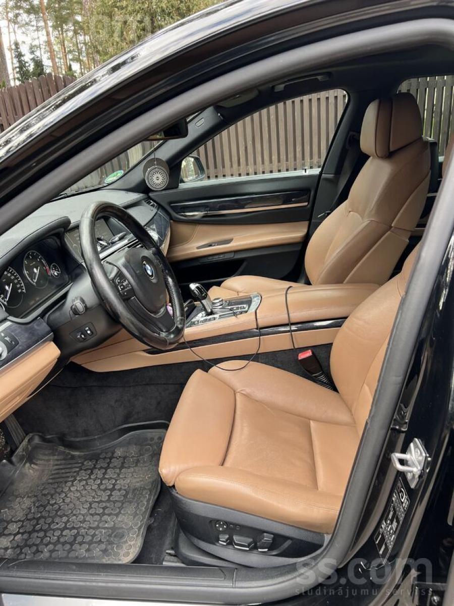 Black BMW 730 2009 in Riga, with an engine capacity of 3.00 L and mileage of 323 thousand km for 8500 €, photo 12 on AUTOMOTO.COM.LV