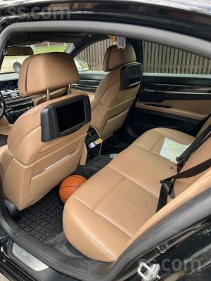 Black BMW 730 2009 in Riga, with an engine capacity of 3.00 L and mileage of 323 thousand km for 8500 €, photo 15 on AUTOMOTO.COM.LV