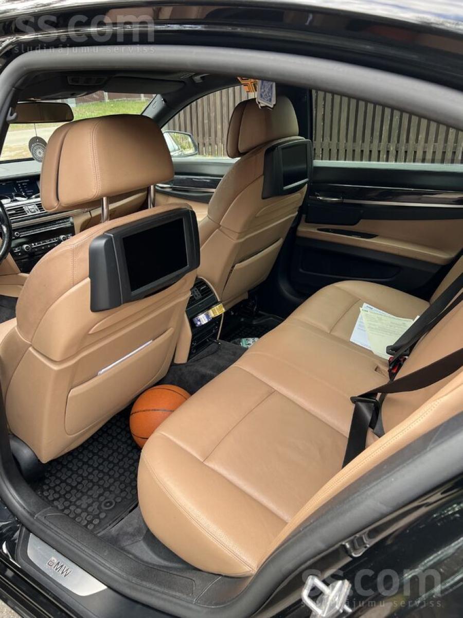 Black BMW 730 2009 in Riga, with an engine capacity of 3.00 L and mileage of 323 thousand km for 8500 €, photo 15 on AUTOMOTO.COM.LV