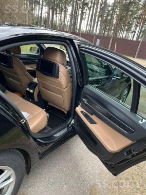 Black BMW 730 2009 in Riga, with an engine capacity of 3.00 L and mileage of 323 thousand km for 8500 €, photo 16 on AUTOMOTO.COM.LV