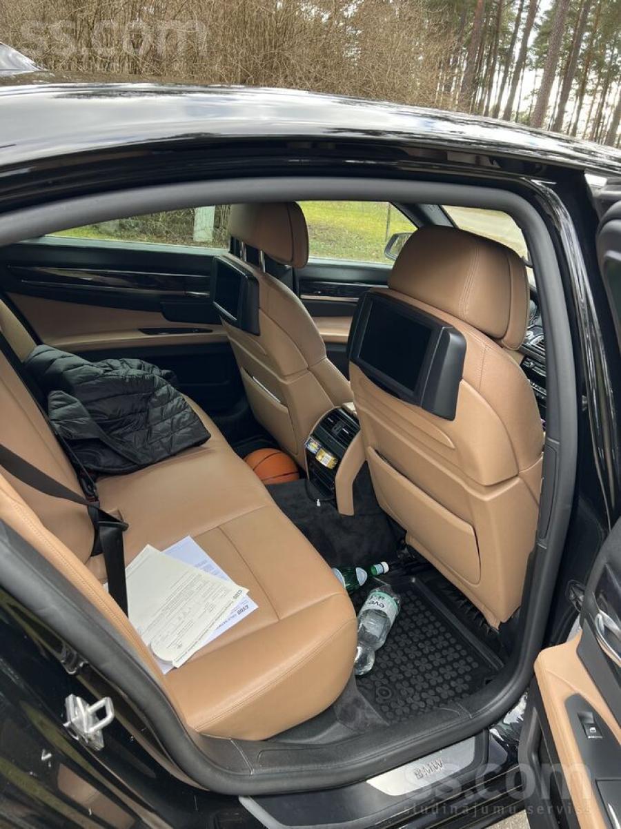 Black BMW 730 2009 in Riga, with an engine capacity of 3.00 L and mileage of 323 thousand km for 8500 €, photo 17 on AUTOMOTO.COM.LV