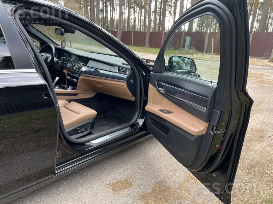Black BMW 730 2009 in Riga, with an engine capacity of 3.00 L and mileage of 323 thousand km for 8500 €, photo 18 on AUTOMOTO.COM.LV
