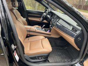 Black BMW 730 2009 in Riga, with an engine capacity of 3.00 L and mileage of 323 thousand km for 8500 €, photo 19 on AUTOMOTO.COM.LV