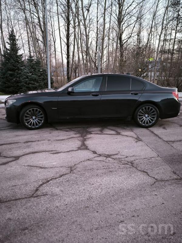 Black BMW 730 2009 in Riga, with an engine capacity of 3.00 L and mileage of 338 thousand km for 11490 €, photo 2 on AUTOMOTO.COM.LV