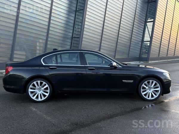 Black BMW 730 2009 in Liepaja, with an engine capacity of 3.00 L and mileage of 267 thousand km for 8700 €, photo 3 on AUTOMOTO.COM.LV