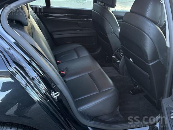 Black BMW 730 2009 in Liepaja, with an engine capacity of 3.00 L and mileage of 267 thousand km for 8700 €, photo 10 on AUTOMOTO.COM.LV