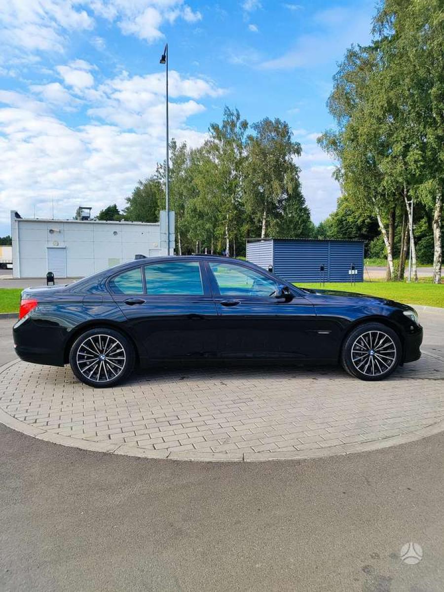 Black BMW 730 2009 in Vilnius, with an engine capacity of 3.00 L and mileage of 301 thousand km for 9650 €, photo 1 on AUTOMOTO.COM.LV