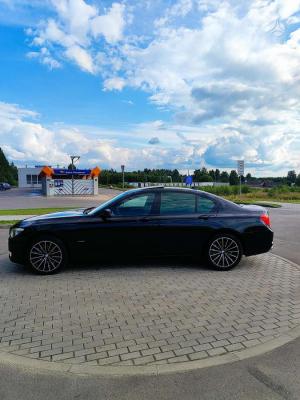 Black BMW 730 2009 in Vilnius, with an engine capacity of 3.00 L and mileage of 301 thousand km for 9650 €, photo 3 on AUTOMOTO.COM.LV