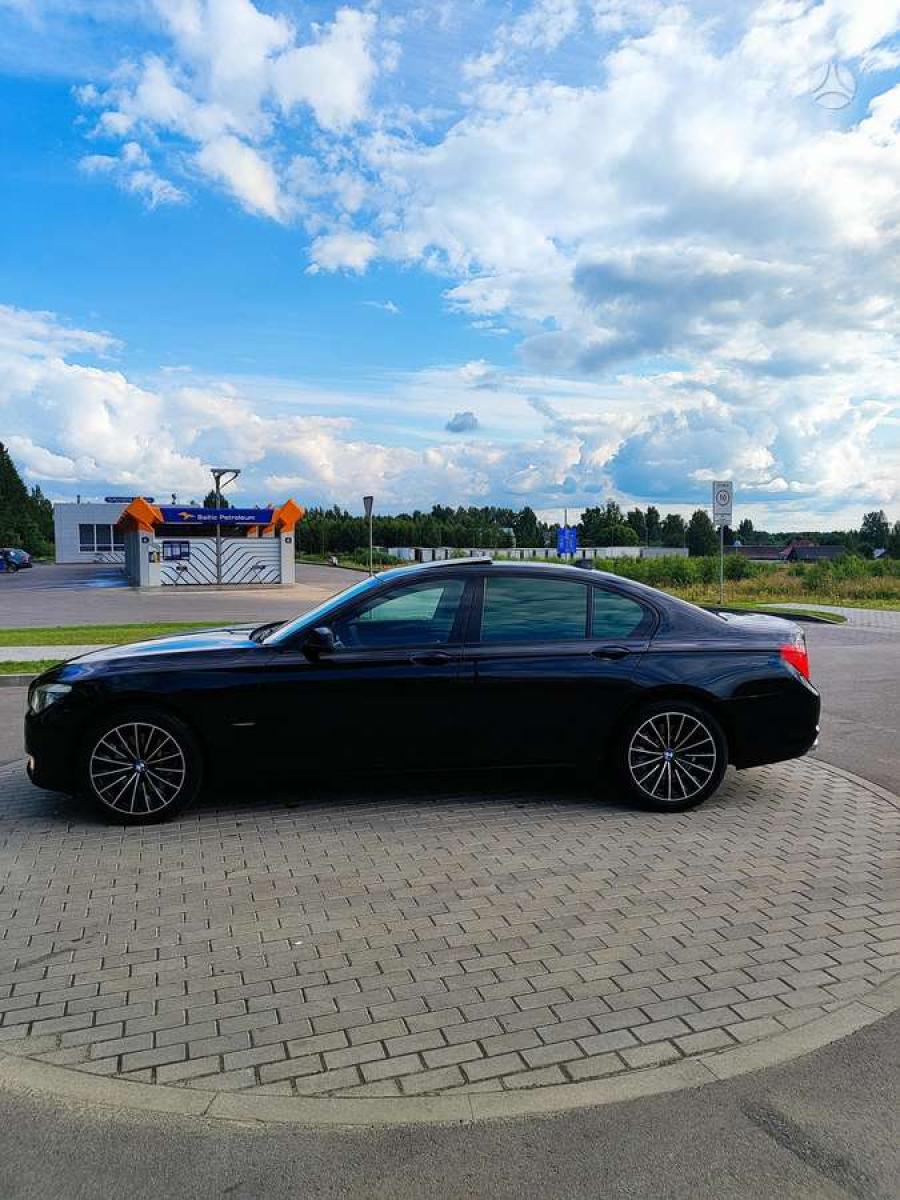 Black BMW 730 2009 in Vilnius, with an engine capacity of 3.00 L and mileage of 301 thousand km for 9650 €, photo 3 on AUTOMOTO.COM.LV