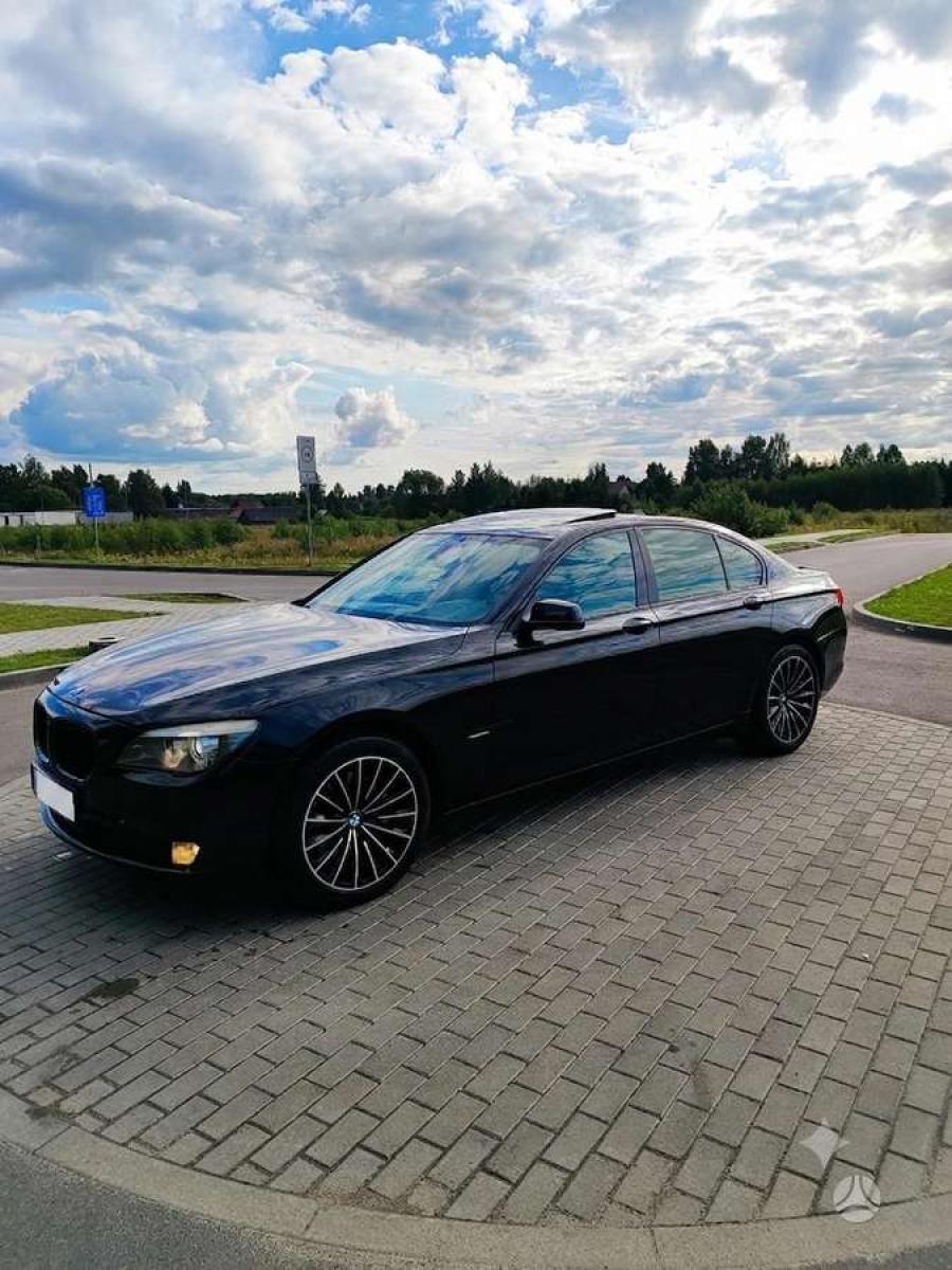 Black BMW 730 2009 in Vilnius, with an engine capacity of 3.00 L and mileage of 301 thousand km for 9650 €, photo 4 on AUTOMOTO.COM.LV