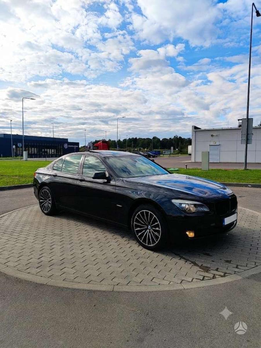 Black BMW 730 2009 in Vilnius, with an engine capacity of 3.00 L and mileage of 301 thousand km for 9650 €, photo 5 on AUTOMOTO.COM.LV