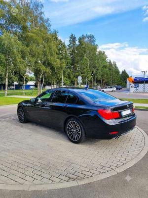 Black BMW 730 2009 in Vilnius, with an engine capacity of 3.00 L and mileage of 301 thousand km for 9650 €, photo 6 on AUTOMOTO.COM.LV