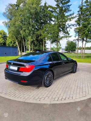 Black BMW 730 2009 in Vilnius, with an engine capacity of 3.00 L and mileage of 301 thousand km for 9650 €, photo 7 on AUTOMOTO.COM.LV