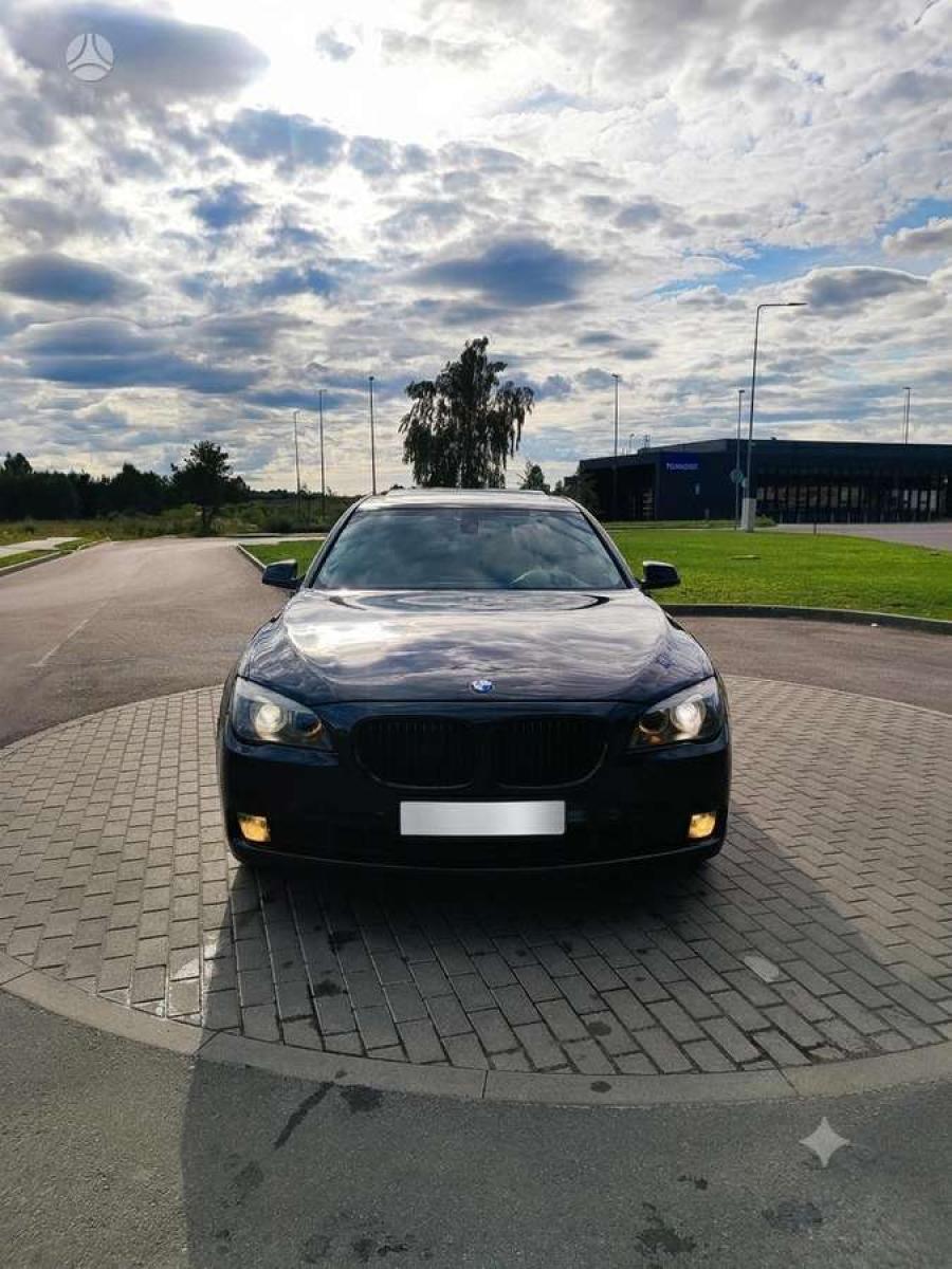 Black BMW 730 2009 in Vilnius, with an engine capacity of 3.00 L and mileage of 301 thousand km for 9650 €, photo 8 on AUTOMOTO.COM.LV