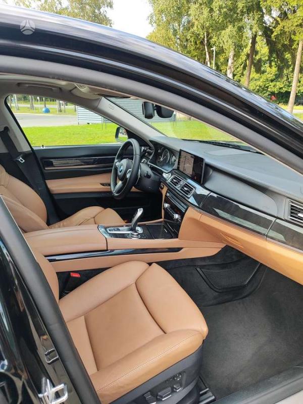 Black BMW 730 2009 in Vilnius, with an engine capacity of 3.00 L and mileage of 301 thousand km for 9650 €, photo 9 on AUTOMOTO.COM.LV