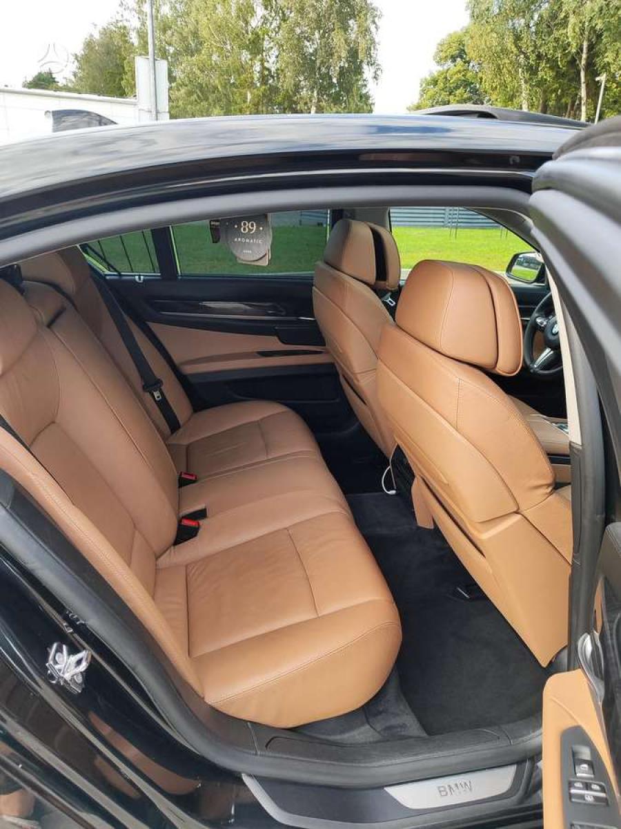 Black BMW 730 2009 in Vilnius, with an engine capacity of 3.00 L and mileage of 301 thousand km for 9650 €, photo 11 on AUTOMOTO.COM.LV