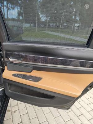 Black BMW 730 2009 in Vilnius, with an engine capacity of 3.00 L and mileage of 301 thousand km for 9650 €, photo 12 on AUTOMOTO.COM.LV