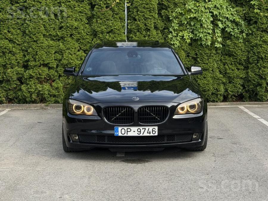 Black BMW 730 2009 in Riga, with an engine capacity of 3.00 L and mileage of 336 thousand km for 9900 €, photo 3 on AUTOMOTO.COM.LV