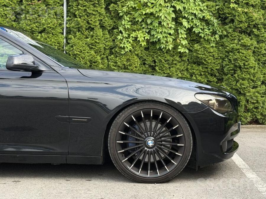 Black BMW 730 2009 in Riga, with an engine capacity of 3.00 L and mileage of 336 thousand km for 9900 €, photo 6 on AUTOMOTO.COM.LV