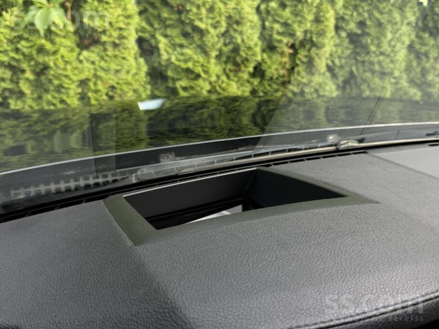 Black BMW 730 2009 in Riga, with an engine capacity of 3.00 L and mileage of 336 thousand km for 9900 €, photo 17 on AUTOMOTO.COM.LV