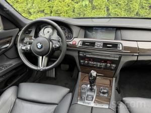 Black BMW 730 2009 in Riga, with an engine capacity of 3.00 L and mileage of 336 thousand km for 9900 €, photo 20 on AUTOMOTO.COM.LV