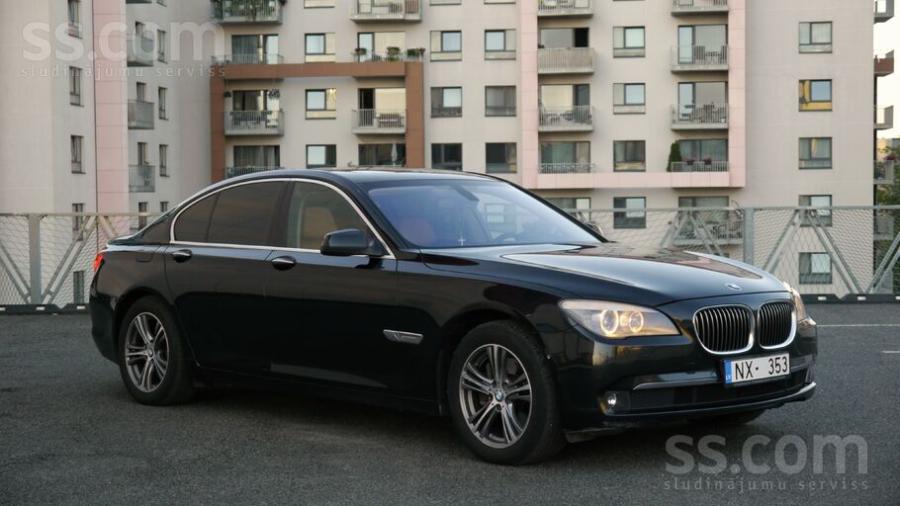 Black BMW 730 2009 in Riga, with an engine capacity of 3.00 L and mileage of 367 thousand km for 10500 €, photo 4 on AUTOMOTO.COM.LV