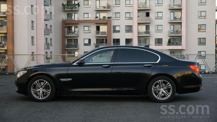 Black BMW 730 2009 in Riga, with an engine capacity of 3.00 L and mileage of 367 thousand km for 10500 €, photo 5 on AUTOMOTO.COM.LV