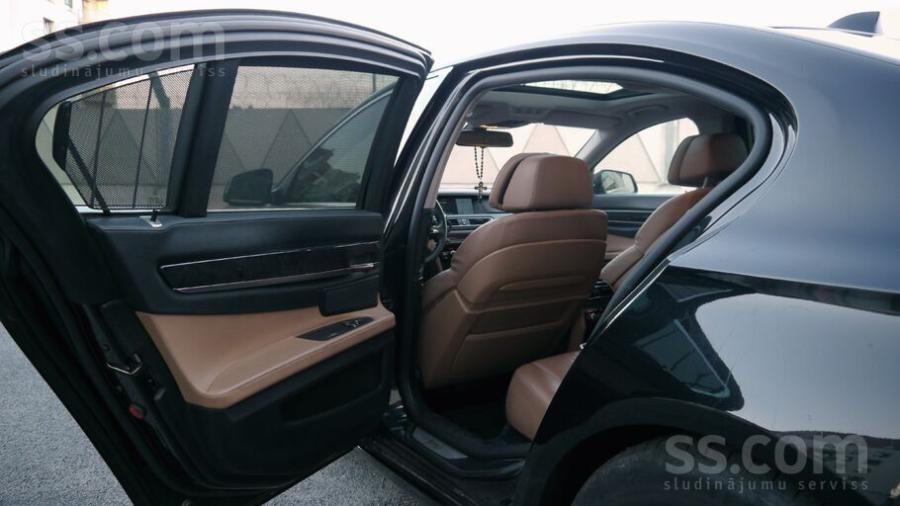 Black BMW 730 2009 in Riga, with an engine capacity of 3.00 L and mileage of 367 thousand km for 10500 €, photo 20 on AUTOMOTO.COM.LV