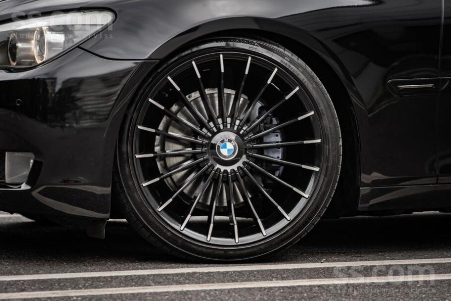Black BMW 730 2009 in Riga, with an engine capacity of 3.00 L and mileage of 337 thousand km for 10500 €, photo 8 on AUTOMOTO.COM.LV