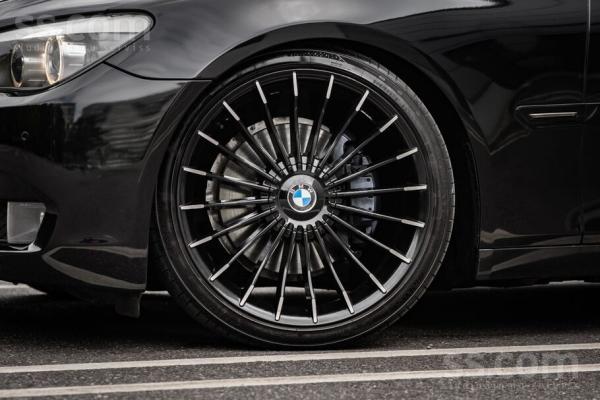 Black BMW 730 2009 in Riga, with an engine capacity of 3.00 L and mileage of 337 thousand km for 10500 €, photo 8 on AUTOMOTO.COM.LV